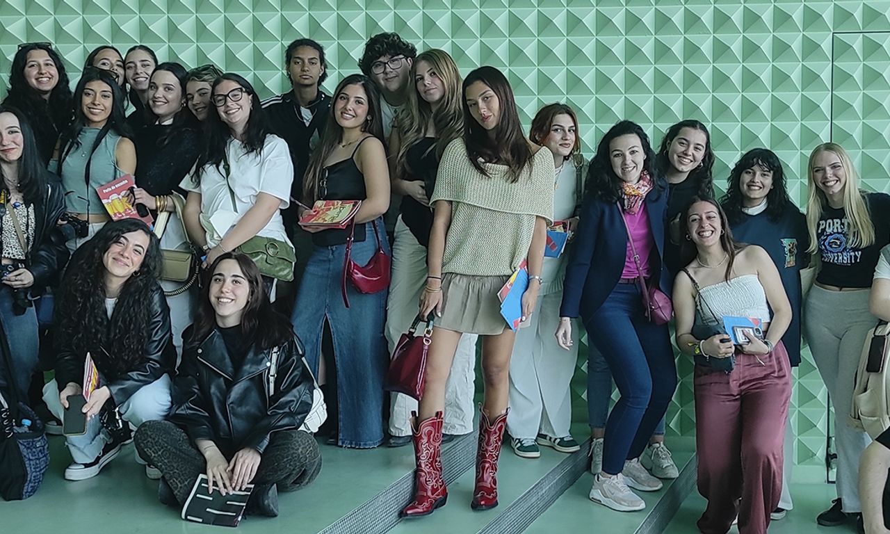 Más de 30 estudiantes del Grado en Diseño Multimedia y Gráfico visitan ...
